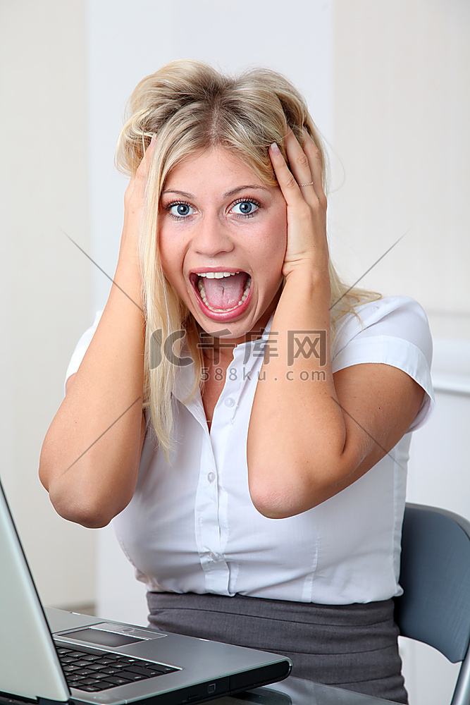 女商人在办公室发疯了高清摄影大图-千库网