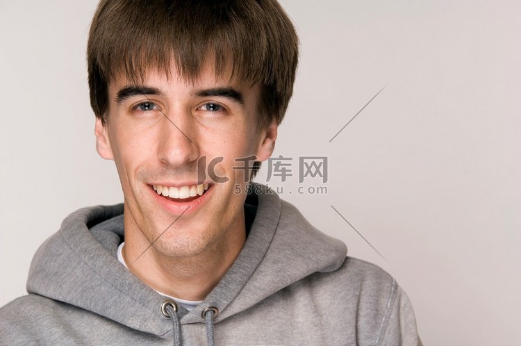 年轻男性穿着连帽运动衫。男人男孩高清摄影大图-千库网