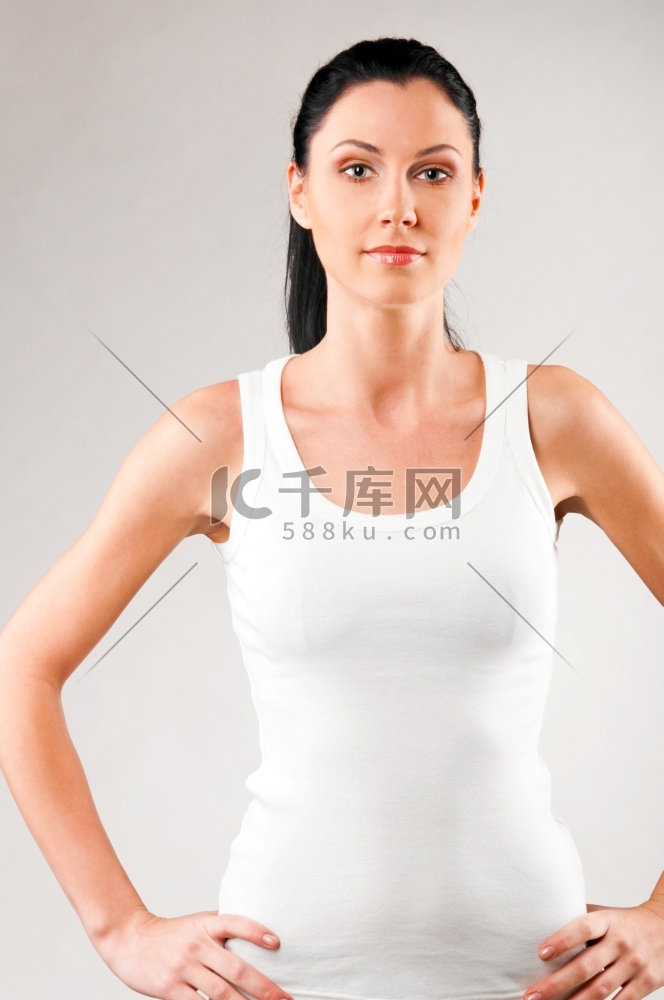 运动的女人站在灰色的背景上美女瑜珈高清摄影大图-千库网