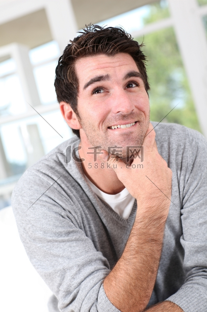 手托下巴微笑的男人美女中年男性高清摄影大图-千库网