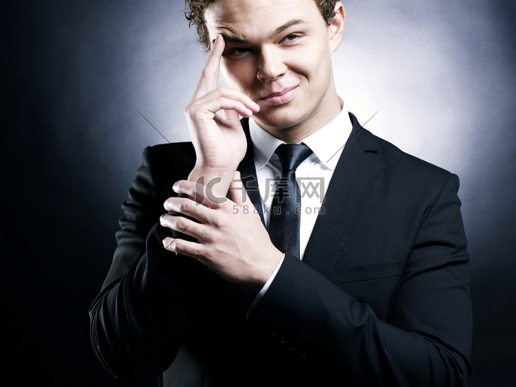 肖像英俊的时尚男子在优雅的黑色西装礼服西服高清摄影大图-千库网