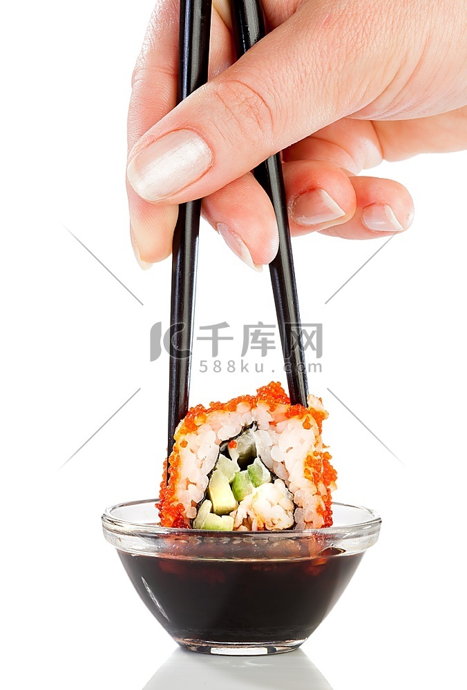 白色背景的寿司(加利福尼亚卷)刀叉勺高清摄影大图-千库网