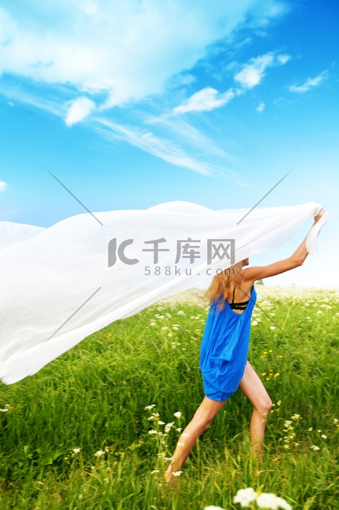 姑娘跑过田野，手握织物，像翅膀一样在身后飞翔高清摄影大图 千库网