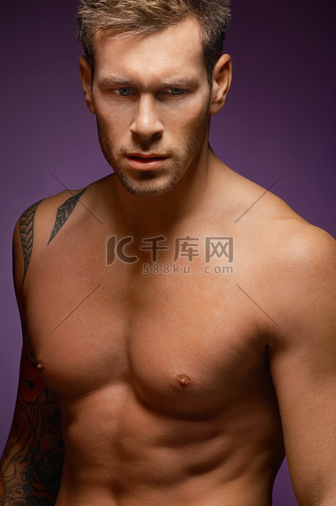 赤膊的男人肌肉男胸肌高清摄影大图-千库网