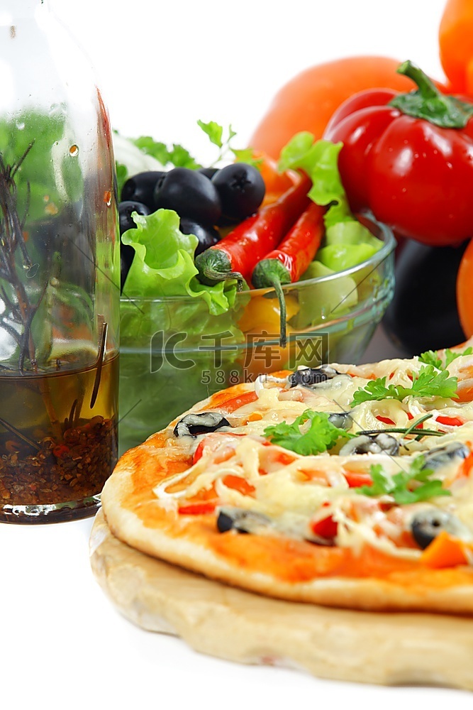 披萨加火腿，胡椒和橄榄在白面包上披萨必胜客高清摄影大图-千库网