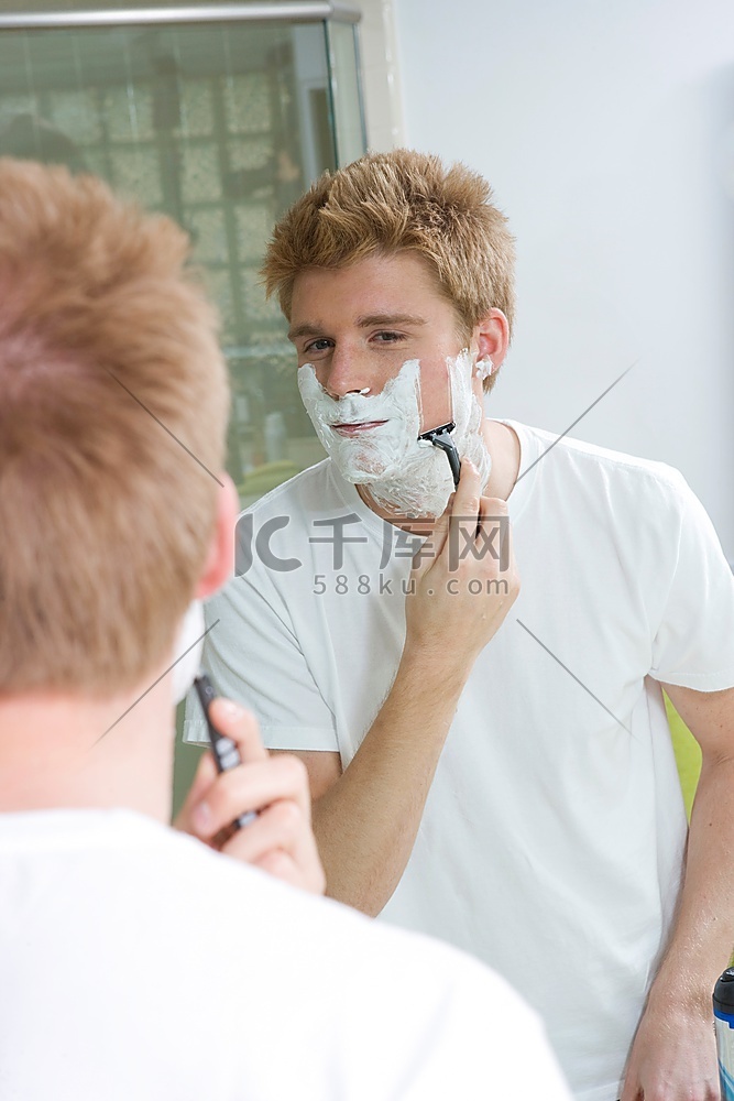 男子对着镜子刮胡子玩具屏幕截图高清摄影大图-千库网