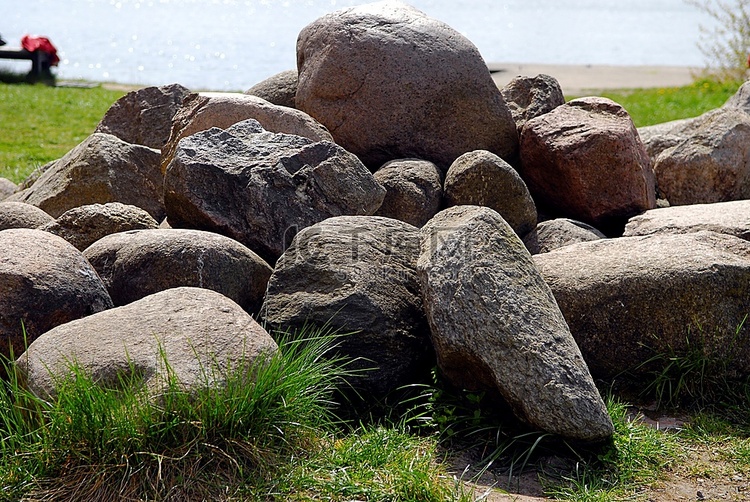 地上堆着一堆大石头高清摄影大图-千库网