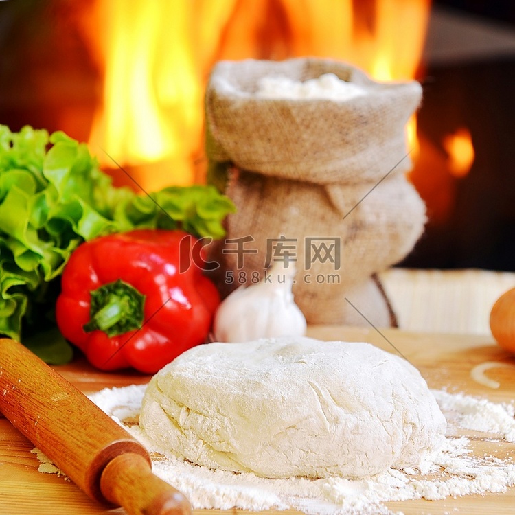 美味的披萨面团，香料和蔬菜放在木桌上沙发食物高清摄影大图-千库网