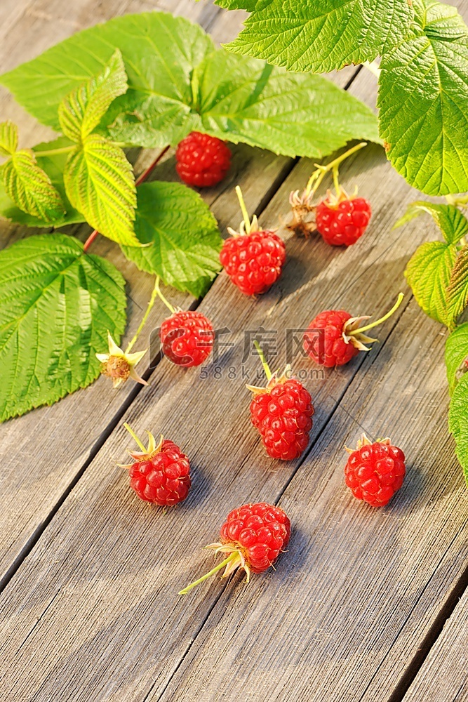 木桌上的树莓叶草莓野草莓高清摄影大图-千库网