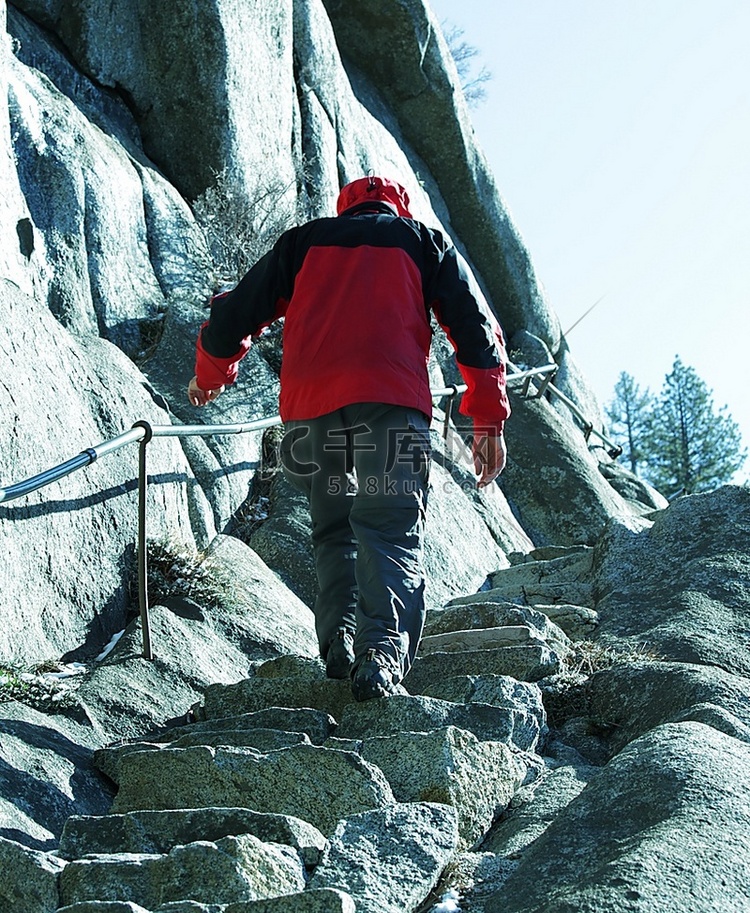 在山区徒步旅行冰雪登山高清摄影大图-千库网