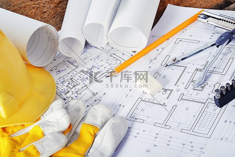 堆的设计和项目图纸在桌子的背景。图画床单高清摄影大图-千库网