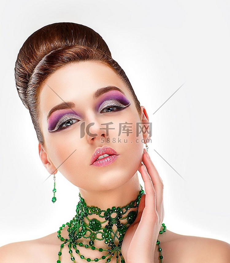 性感的深色头发，明亮的紫色眼睛化妆和珠宝。魅力高清摄影大图 千库网