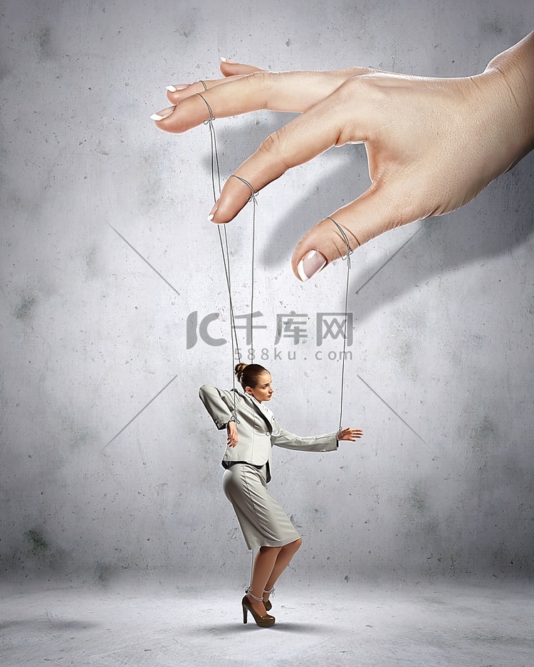 女商人在木偶师控制的绳子上提线木偶体育竞赛手高清摄影大图-千库网