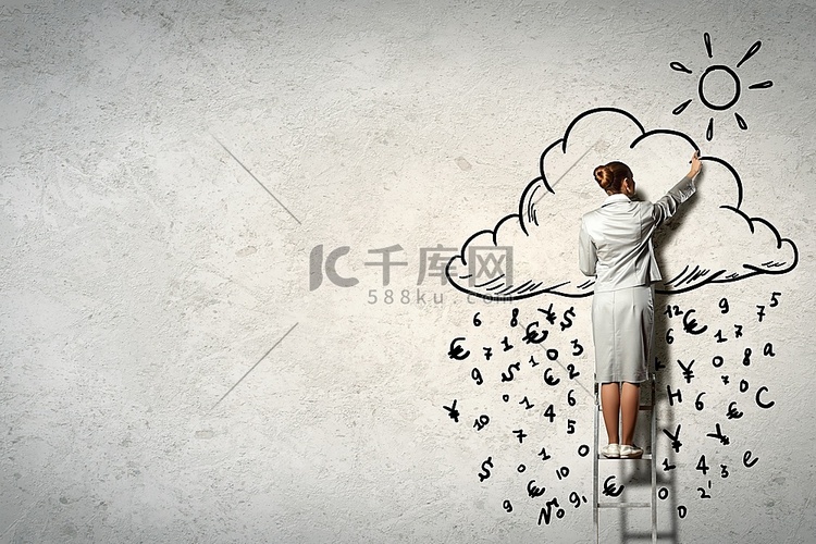 女人站在梯子上在墙上画画简笔画绘画高清摄影大图-千库网