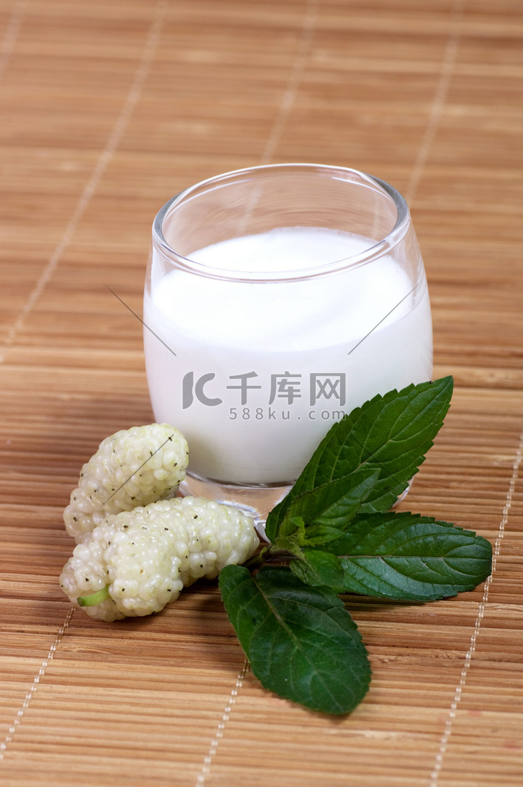 美味新鲜桑叶思慕雪高清摄影大图-千库网