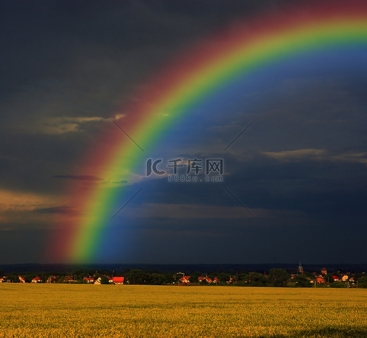 在村庄雨后的彩虹高清摄影大图-千库网