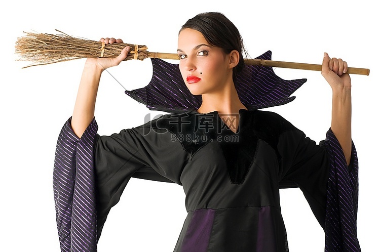 一个年轻的女巫的画像,她的头后面有一把扫帚美女穿戴高清摄影大图 千库网