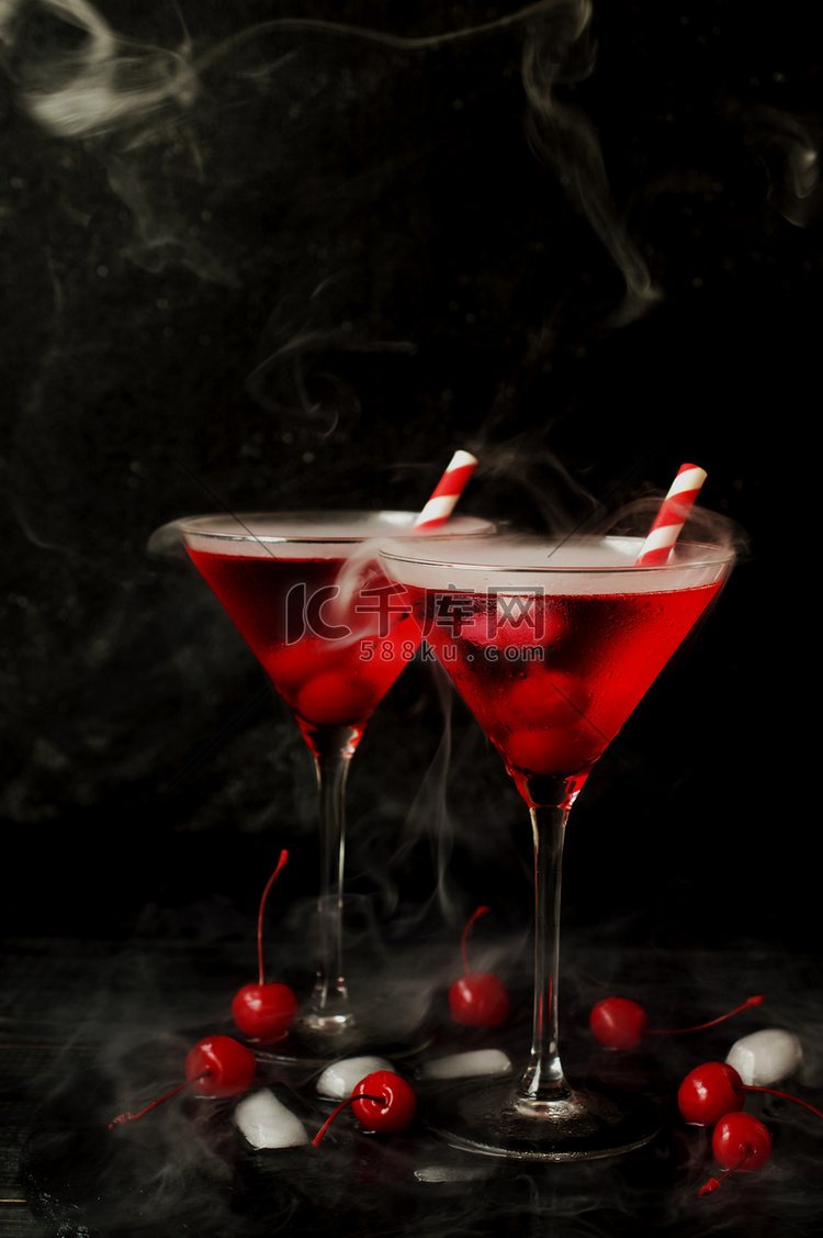 水果酒或 apirol，与樱桃鸡尾酒马提尼安科高清摄影大图-千库网