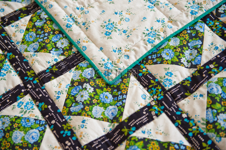 Patten scrappy cover on a bed 2973.高清摄影大图-千库网