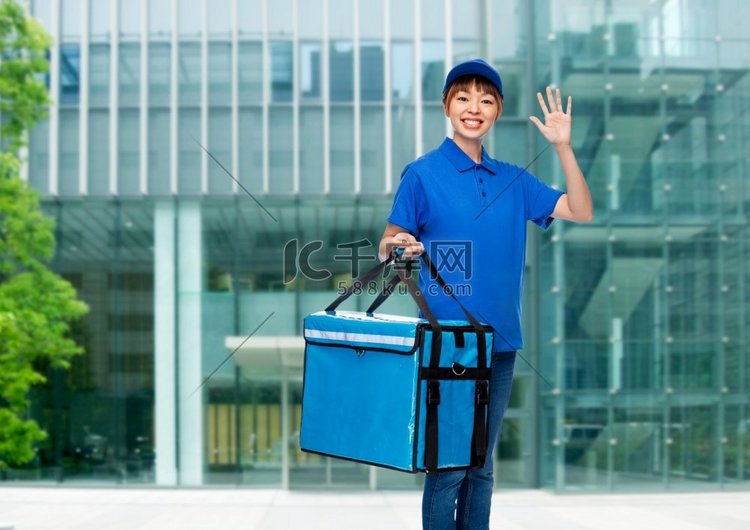 食品运输、职业和人的概念 在城市街道背景的办公楼上，带着隔热袋的快乐微笑的送货女人。高清摄影大图 千库网