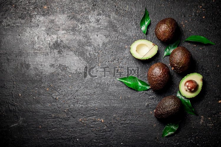 用叶子切成熟的鳄梨。澳洲坚果荔枝高清摄影大图-千库网