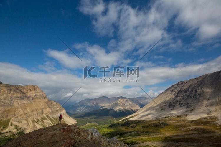 在加拿大山区徒步旅行的人。山峦冰雪高清摄影大图-千库网