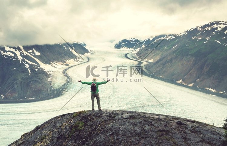 在加拿大山区徒步旅行的人。山峦冰雪高清摄影大图-千库网