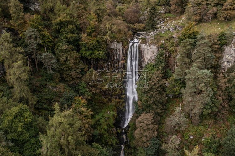 威尔士 Pistyll Rhaeader 瀑布的空中飞行无人机美丽的长曝光风景早秋形象高清摄影大图-千库网
