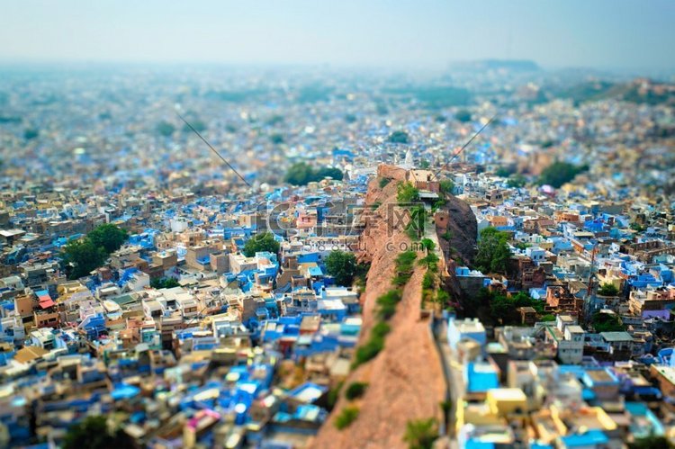 焦特布尔的鸟瞰图，也被称为蓝城，因为 Mehrangarh 堡周围有生动的蓝色婆罗门房屋。高清摄影大图-千库网