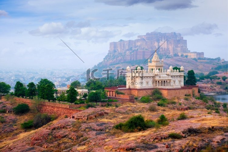 焦特布尔的旅游地标 - Jaswanth Thada 陵墓和 Mehrangarh 堡垒，焦特布尔，拉贾斯坦邦，印度。 高清摄影大图-千库网