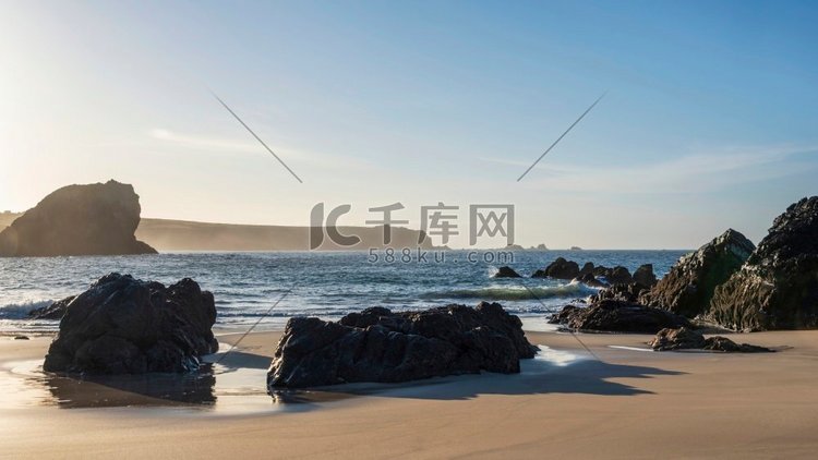 英格兰康沃尔 Kynance Cove 风景的壮丽日出，拥有充满活力的天空和美丽的碧绿海洋高清摄影大图-千库网