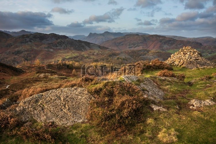 从湖区的 Holme Fell 望去，兰代尔派克 (Langdale Pikes) 令人叹为观止的秋日夕阳的壮丽景观高清摄影大图-千库网
