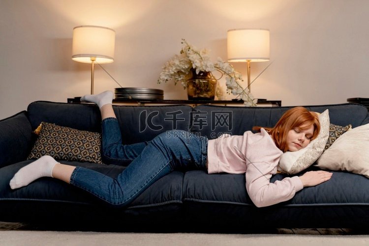 在家睡觉的女人肖像 6. 在家里睡觉的女人肖像 5高清摄影大图-千库网