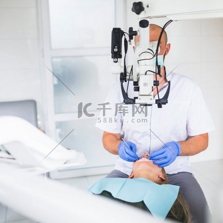 专业牙医用牙科显微镜检查病人高清摄影大图-千库网