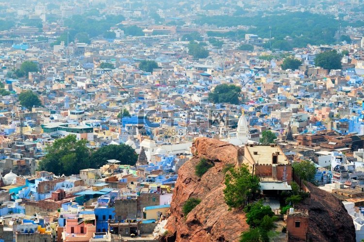焦特布尔的鸟瞰图，也被称为蓝城，因为 Mehrangarh 堡周围有生动的蓝色婆罗门房屋。高清摄影大图-千库网