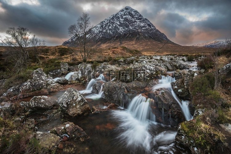苏格兰高地 Stob Dearg Buachaille Etive Mor 标志性山峰令人惊叹的壮丽冬季日落景观，前景是著名的 Etive 河 ...