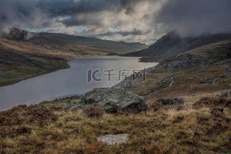 史诗般的初秋秋景，在阴郁的夜空下，与 Llyn Ogwen 和 Tryfan 一起欣赏 Ogwen Valley 山谷的景色，并提供复制空间 ...