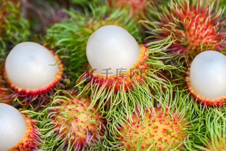 新鲜成熟的红毛丹甜热带水果去皮红毛丹叶，红毛丹果木背景收获从花园红毛丹树高清摄影大图-千库网