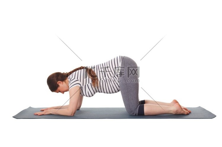 怀孕瑜伽练习-孕妇做 asana Balasana-在白色背景下孤立的儿童姿势。高清摄影大图-千库网
