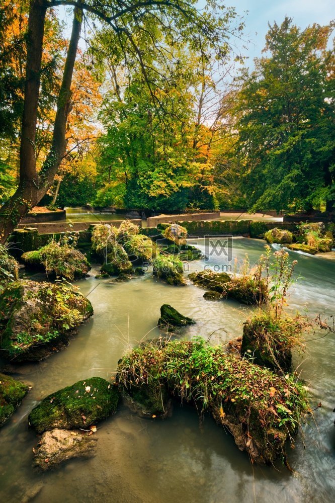慕尼黑英式花园 Englischer garten 公园和带人工瀑布的艾斯巴赫河。高清摄影大图-千库网
