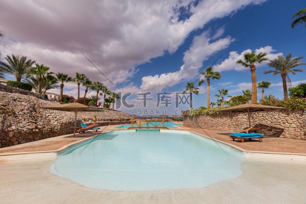 男子跳进非洲露营的游泳池游泳池海洋高清摄影大图-千库网