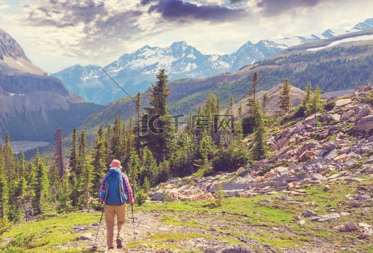 在加拿大山区徒步旅行的人。山峦禾木高清摄影大图-千库网
