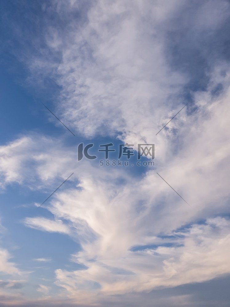 在蓝天的全景cloudscape场面。天空卷积云高清摄影大图-千库网