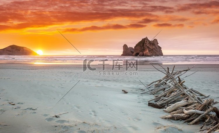 新西兰日落时分的瓦拉里基海滩拱门群岛高清摄影大图-千库网