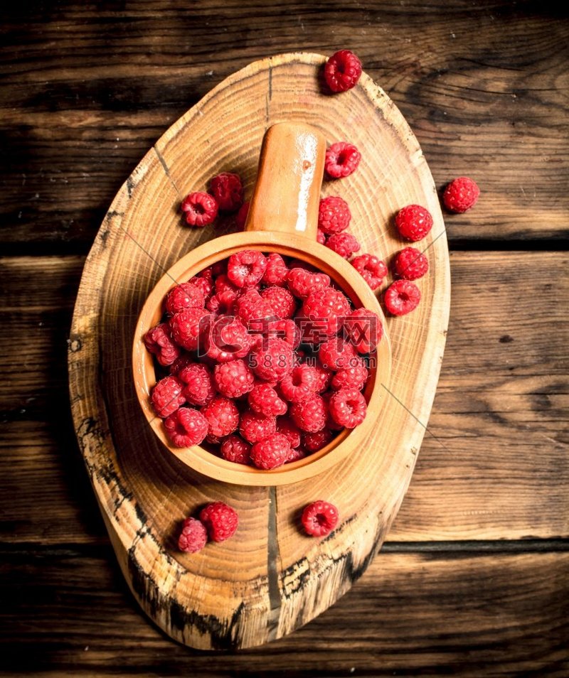 杯子里的野树莓。高清摄影大图-千库网