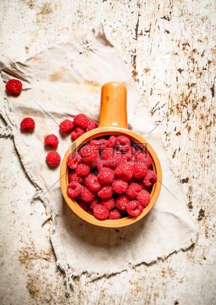 杯子里的野树莓。高清摄影大图-千库网