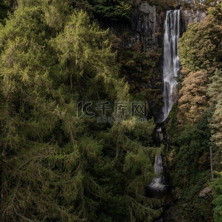 威尔士 Pistyll Rhaeader 瀑布的空中飞行无人机美丽的长曝光风景早秋形象高清摄影大图-千库网