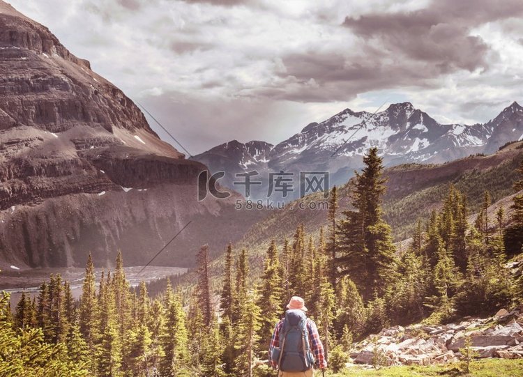 在加拿大山区徒步旅行的人。山峦冰雪高清摄影大图-千库网