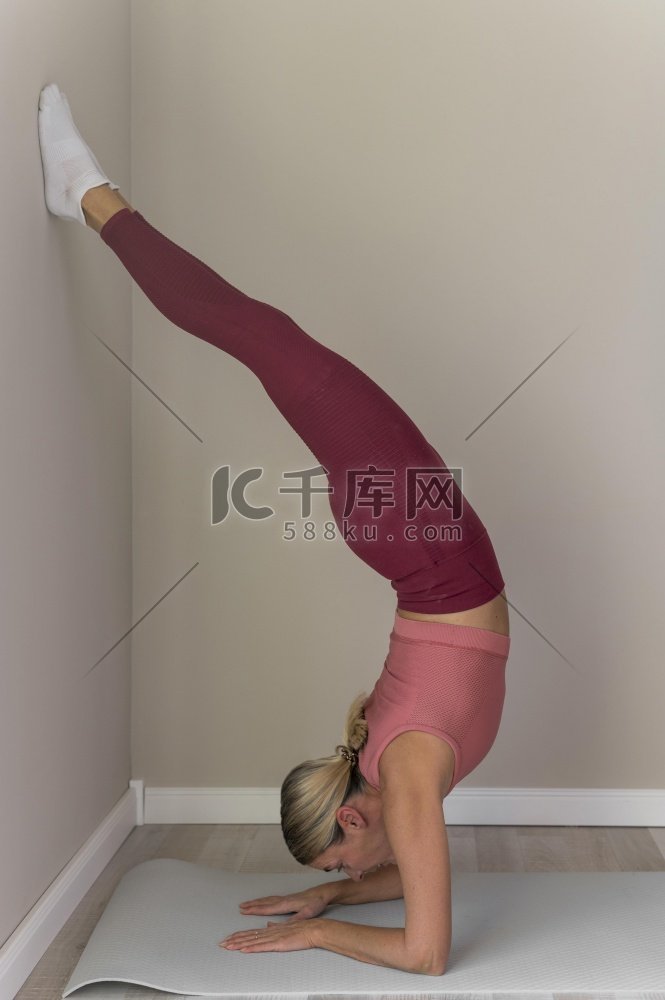 室内成熟女性站立双手侧视高清摄影大图-千库网