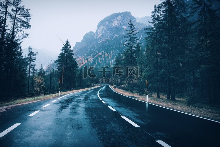 在雨中的夏季迷雾森林中的道路。街道公路高清摄影大图-千库网